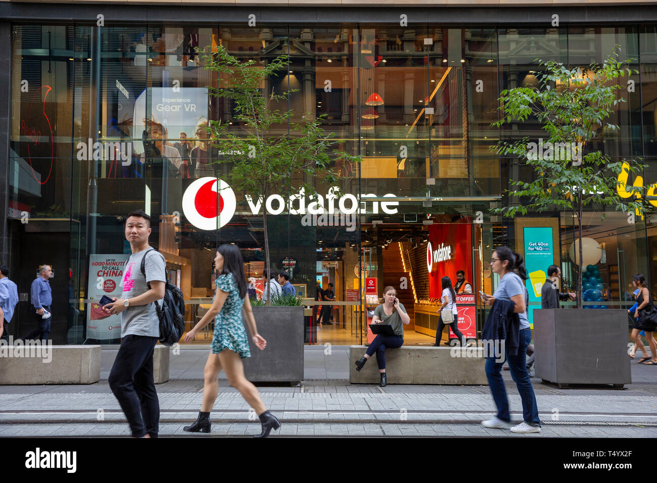 Mobile phones store hi-res stock photography and images - Alamy