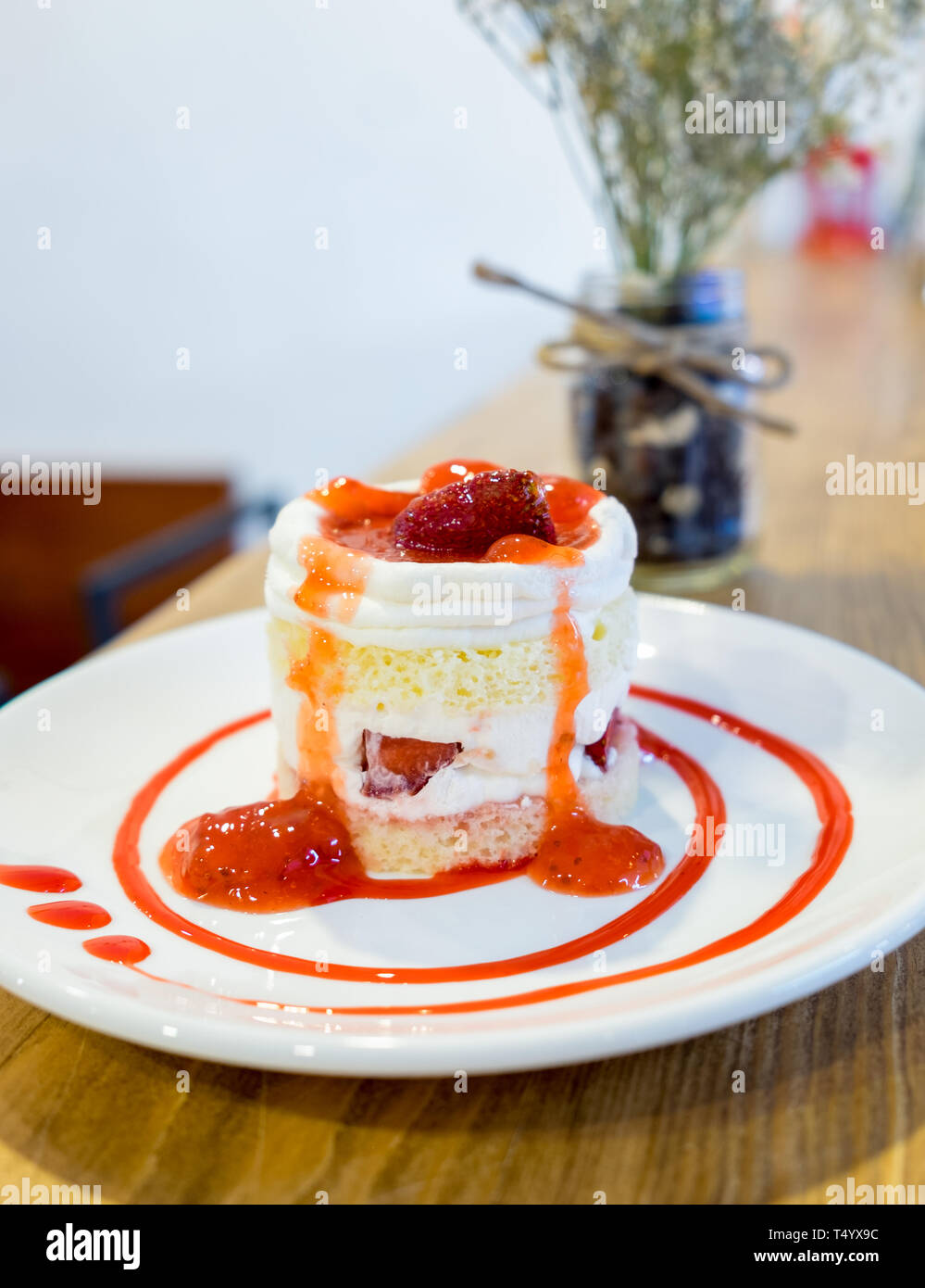 Beautiful red strawberry cake hi-res stock photography and images - Alamy