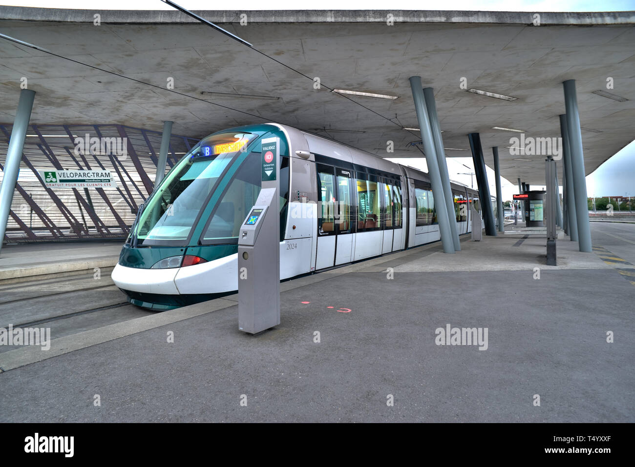 Strasbourg, moderne Straßenbahn, Endstation Hoenheim Gare, Architektur ...