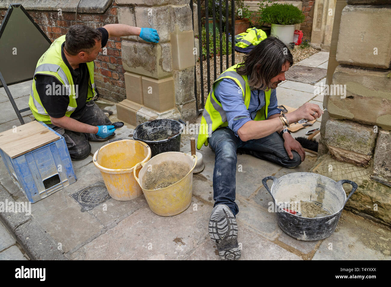 Masons working hi-res stock photography and images - Alamy