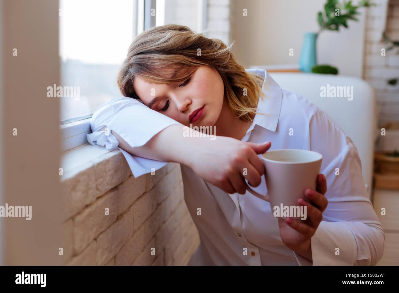 Sleeping in a tea cup hi-res stock photography and images - Alamy