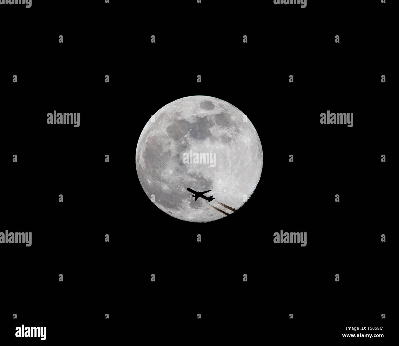 Night sky contrails hi-res stock photography and images - Alamy