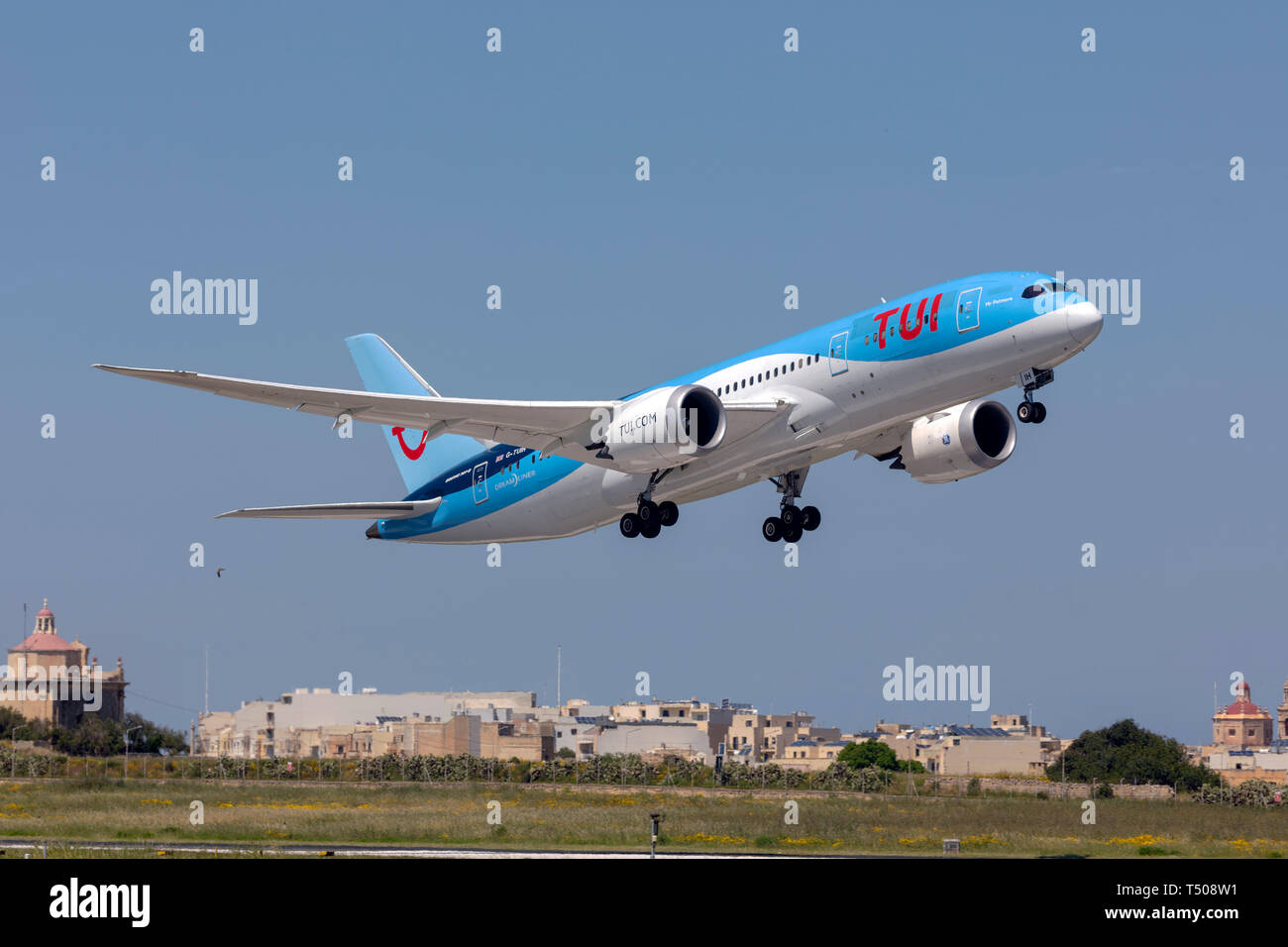 Boeing 787 dreamliner take off air hi-res stock photography and images ...