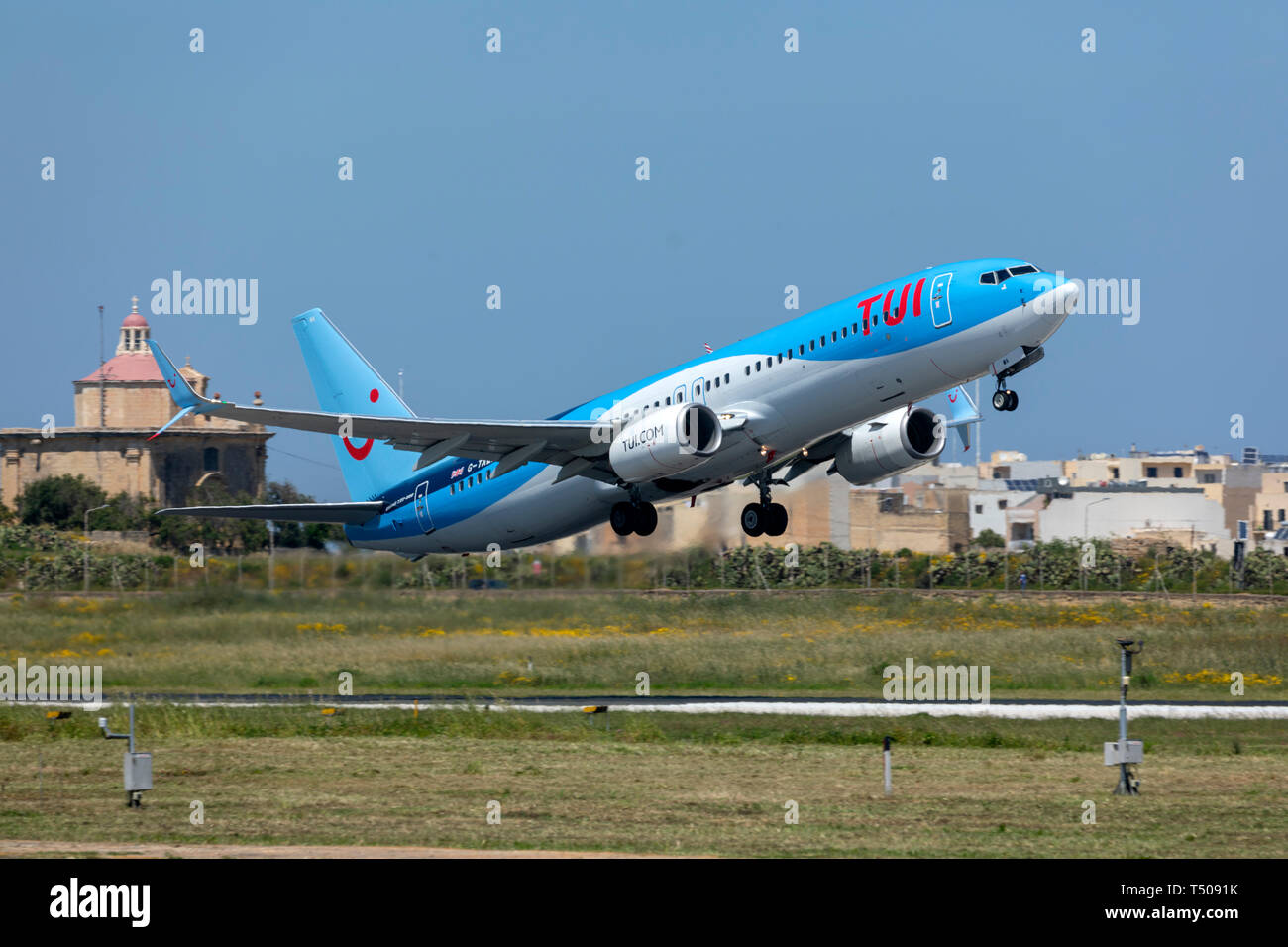 Thomson airways 737 airliner hi-res stock photography and images - Alamy
