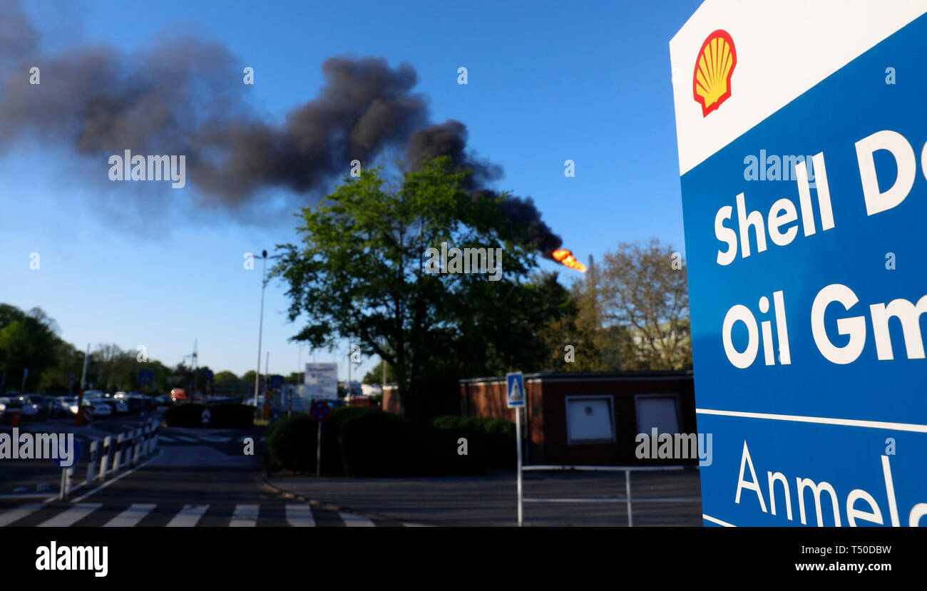 19 April 2019, Köln: A column of smoke rises above a refinery flare at ...