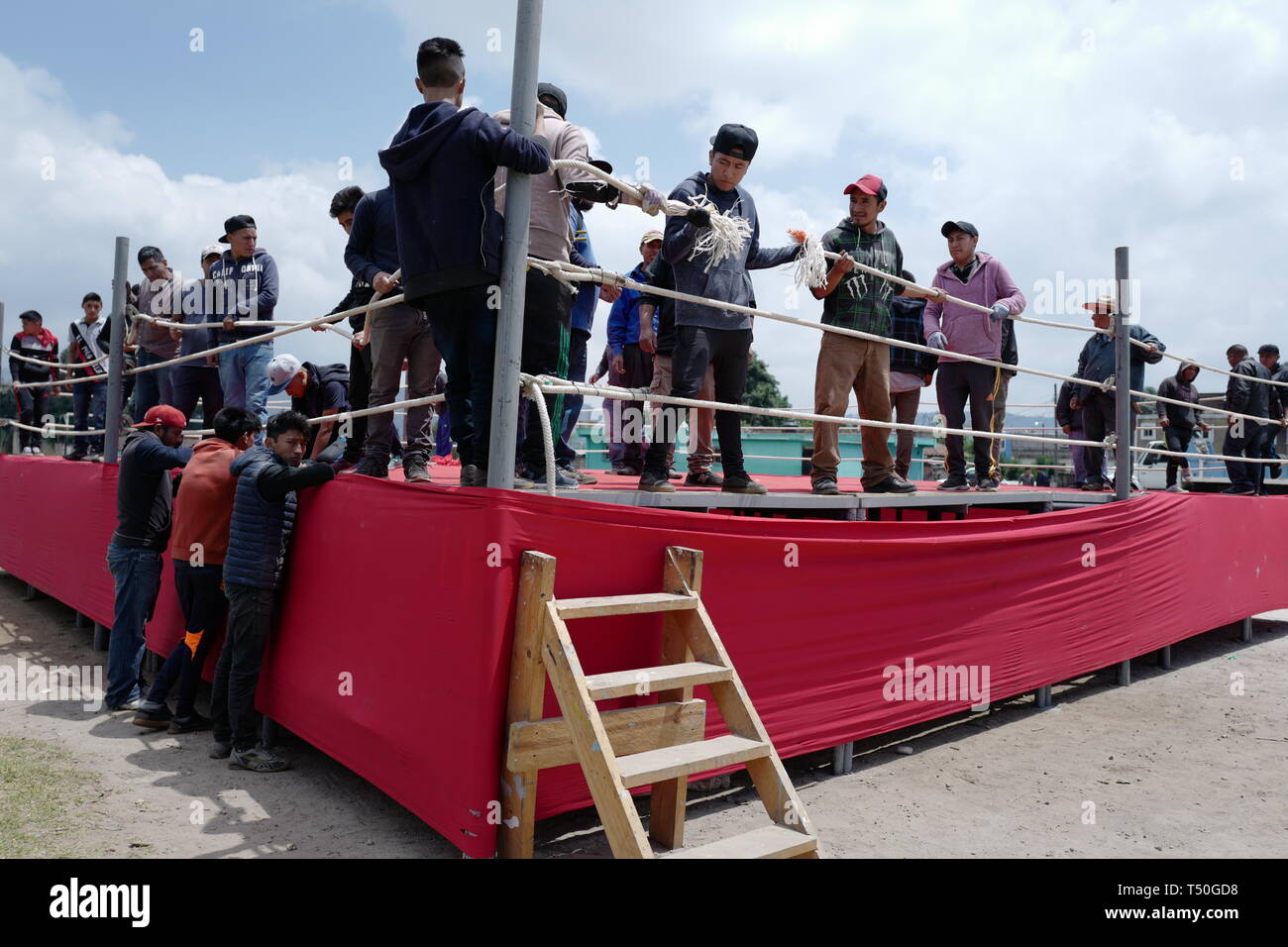 Chivarreto, Guatemala. 19th Apr, 2019. People build a ring for the ...