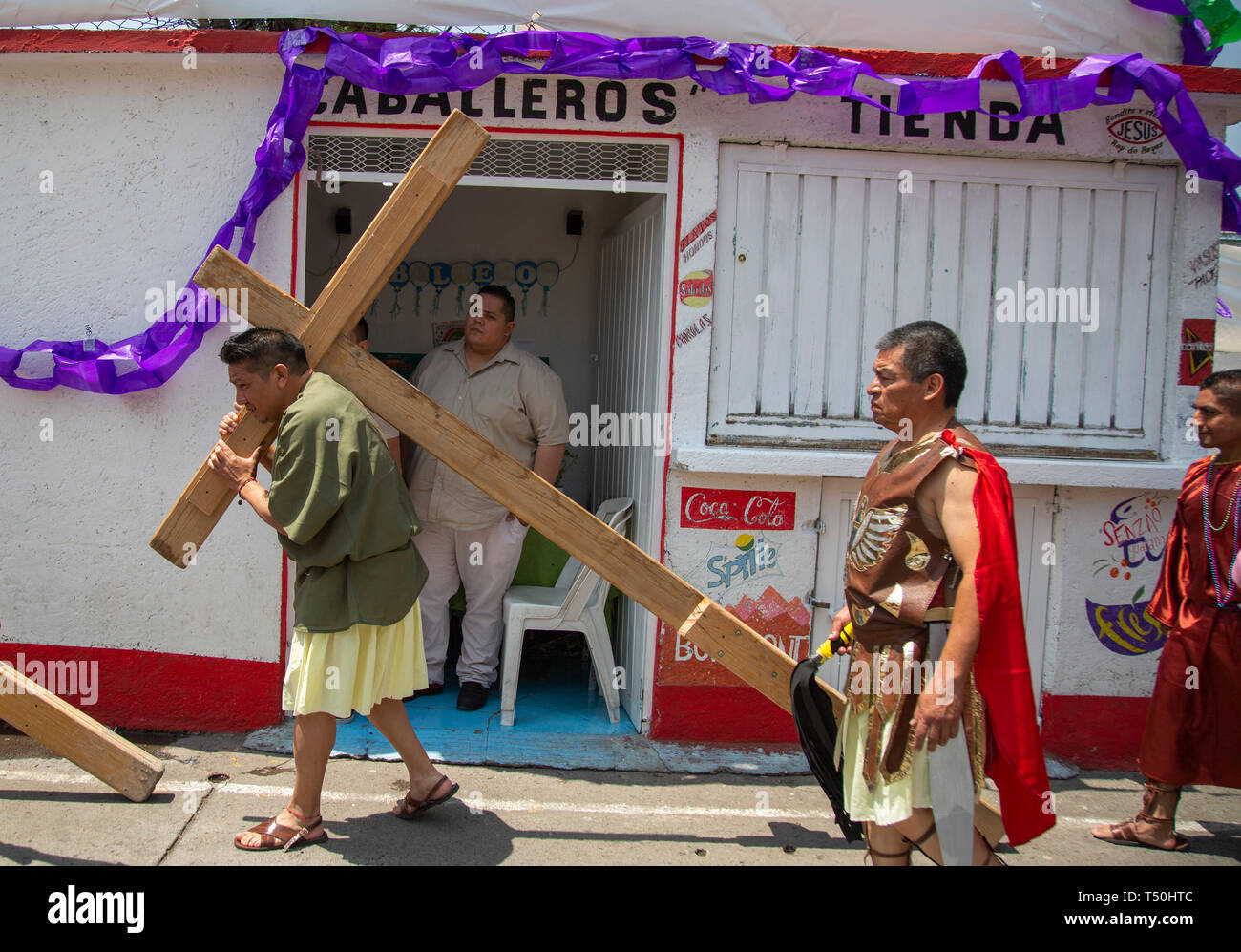 Mexiko Stadt, Mexico. 19th Apr, 2019. An inmate carries a cross during ...