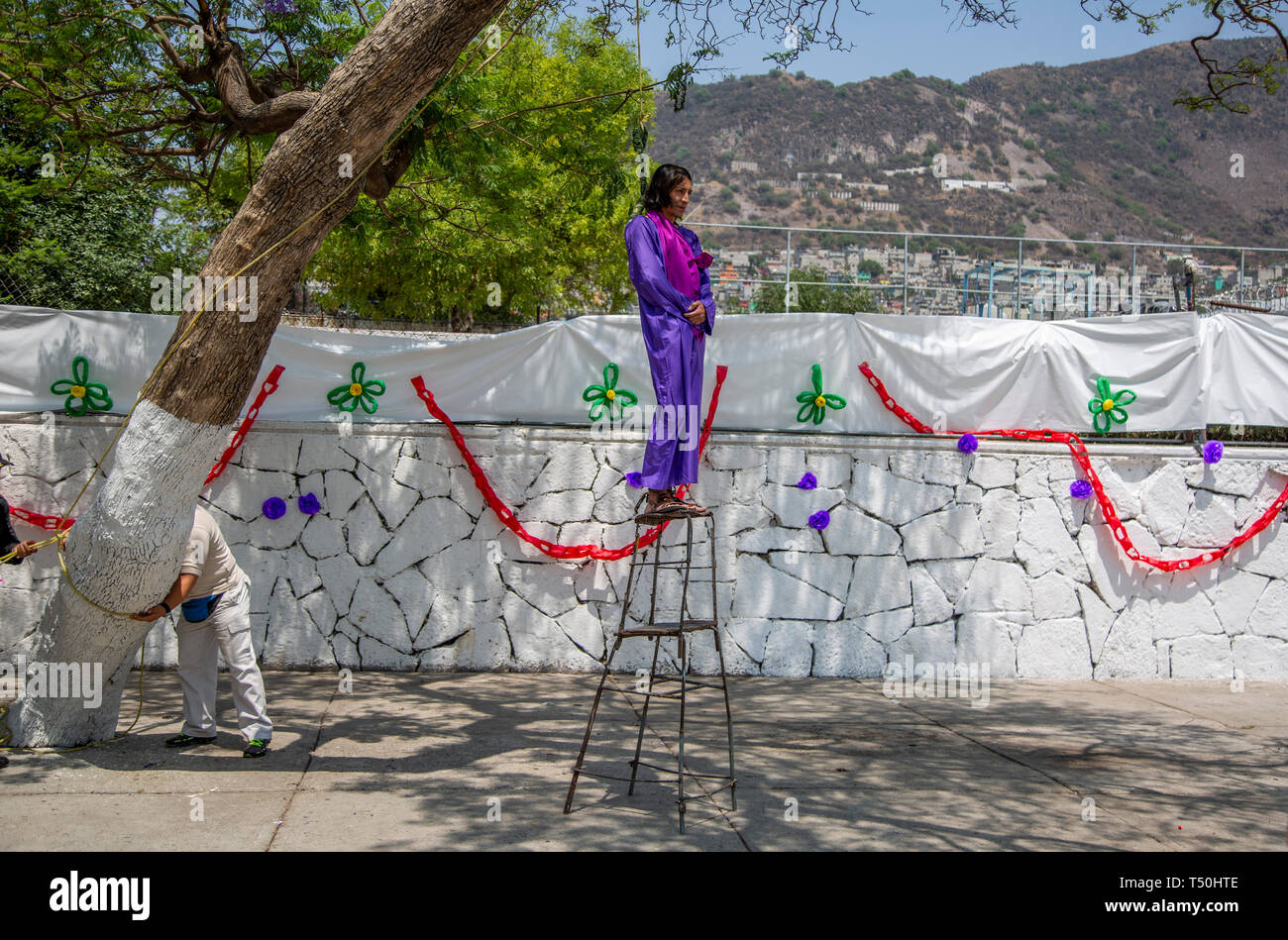 Mexiko Stadt, Mexico. 19th Apr, 2019. An inmate embodies Judas in a ...