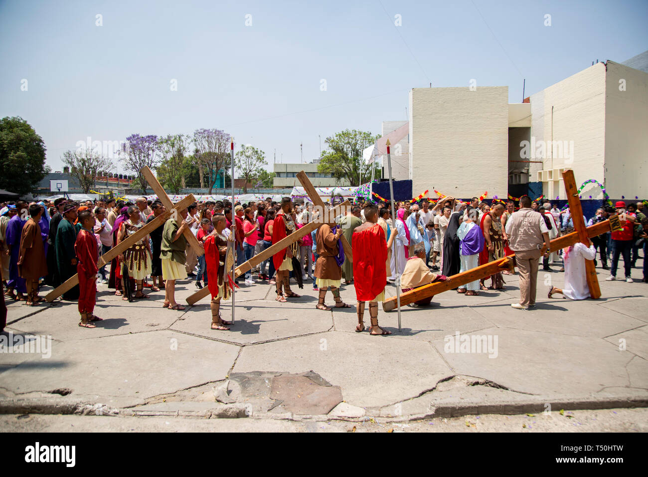 Mexiko Stadt, Mexico. 19th Apr, 2019. Inmates stage a representation of ...