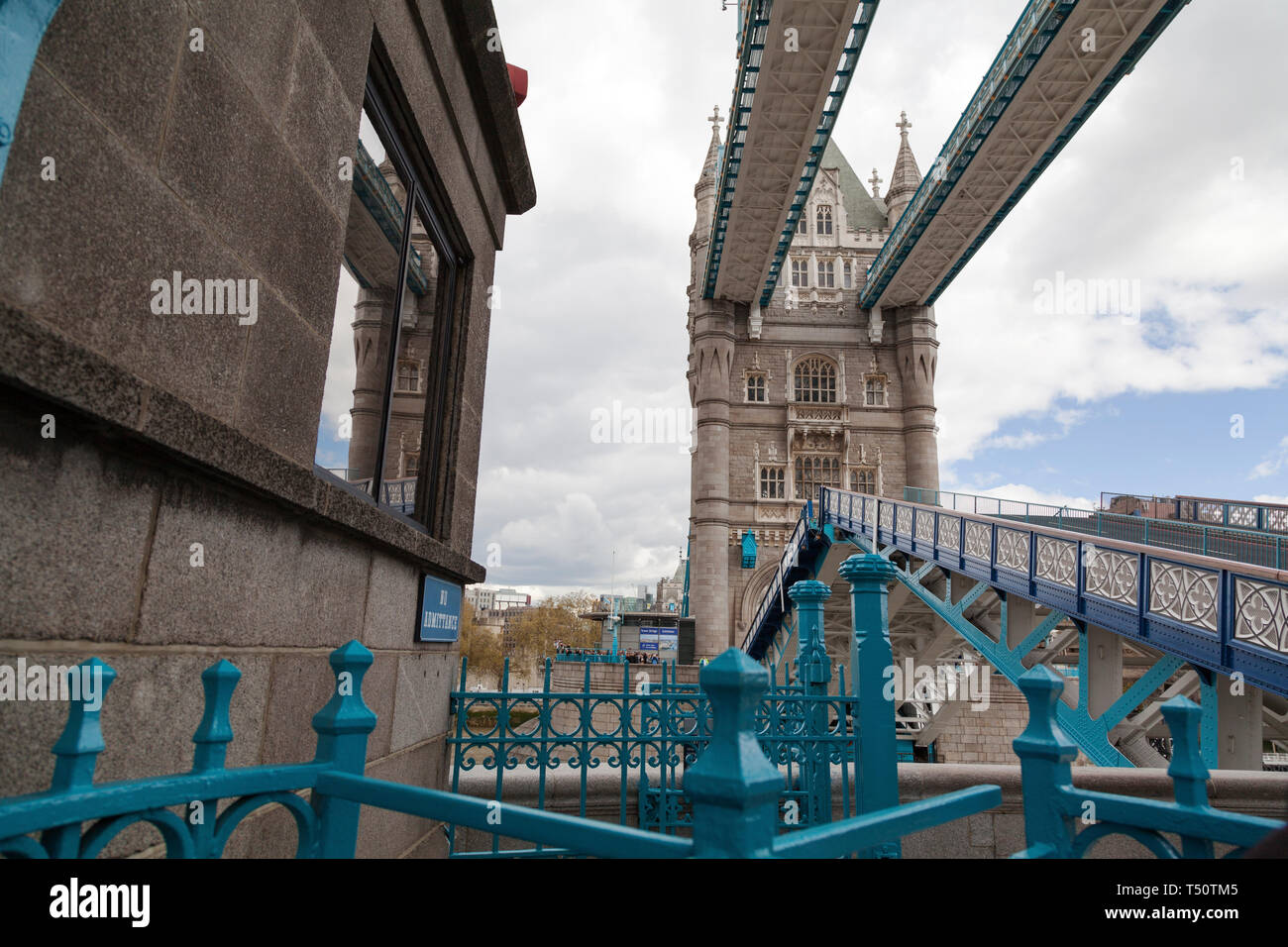 Raised tower bridge hi-res stock photography and images - Alamy