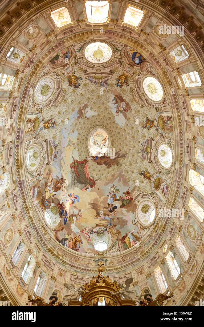 Golden baroque dome hi-res stock photography and images - Alamy