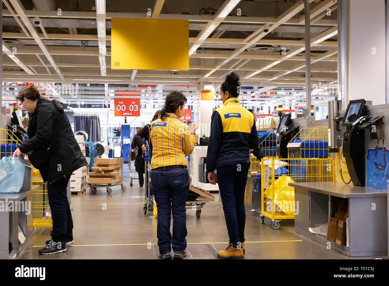 Self checkout machine hi-res stock photography and images - Alamy