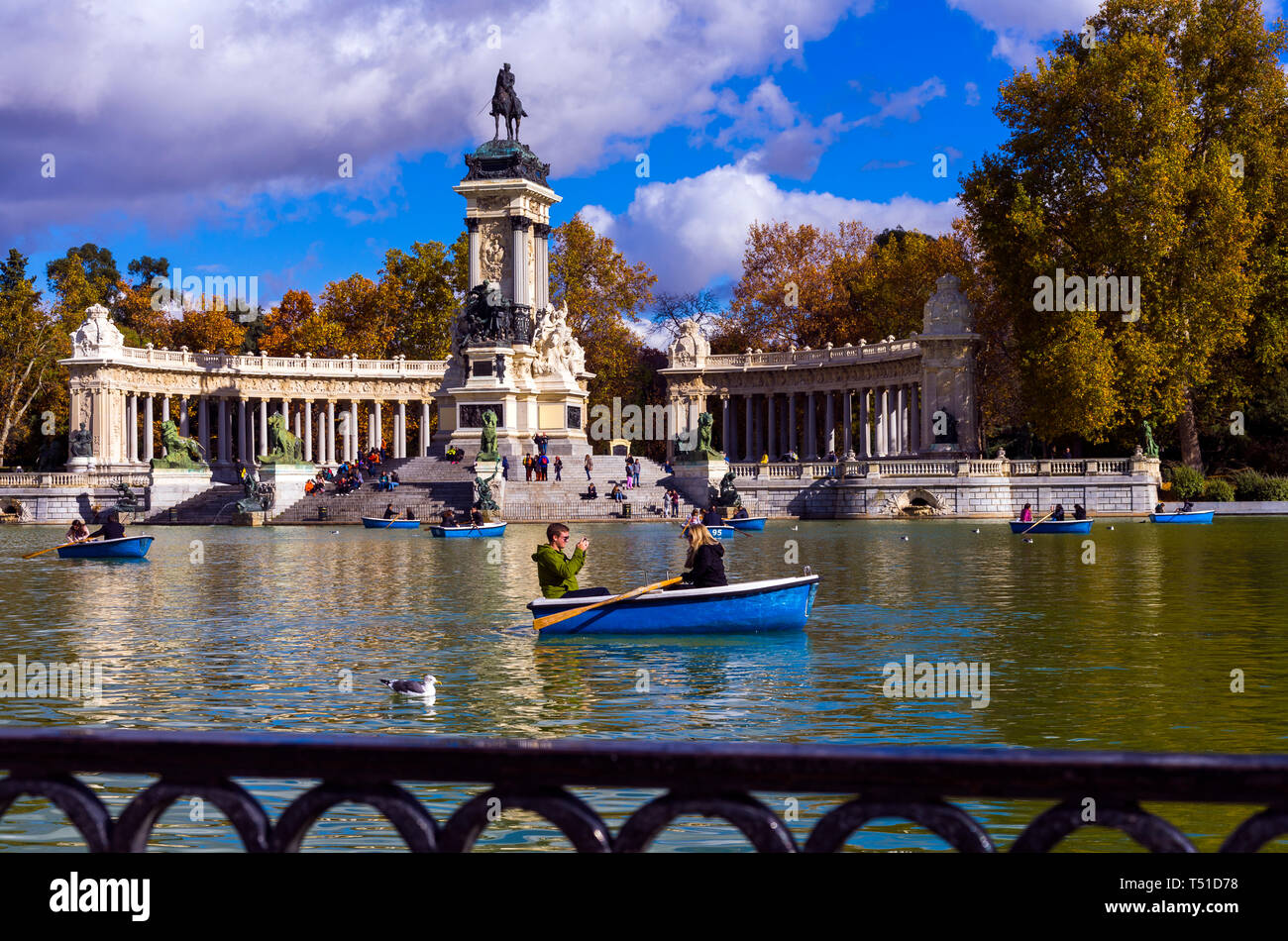Estanque del Parque de El Retiro. Madrid. España Stock Photo - Alamy