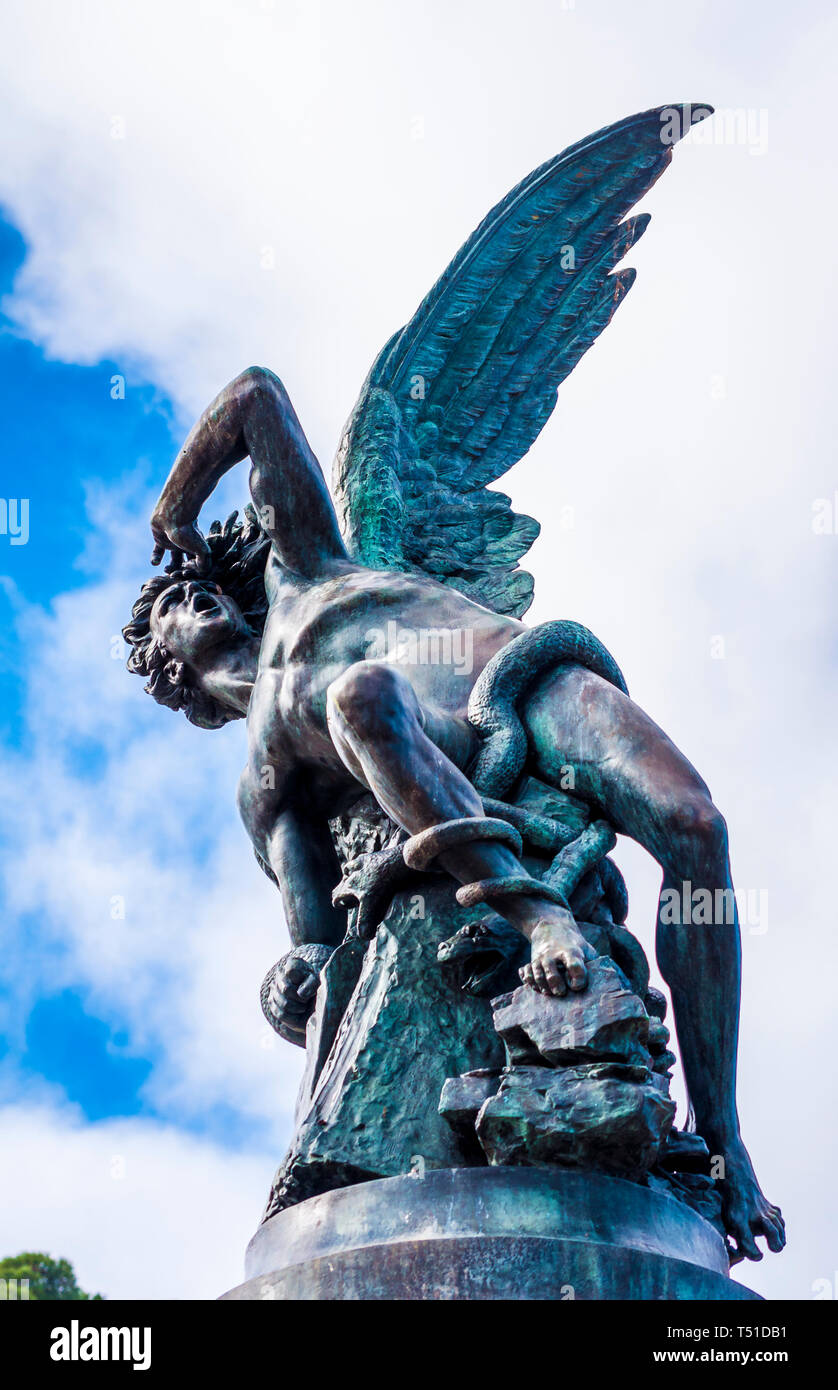 Estatua de bronce del ángel caído hi-res stock photography and images ...