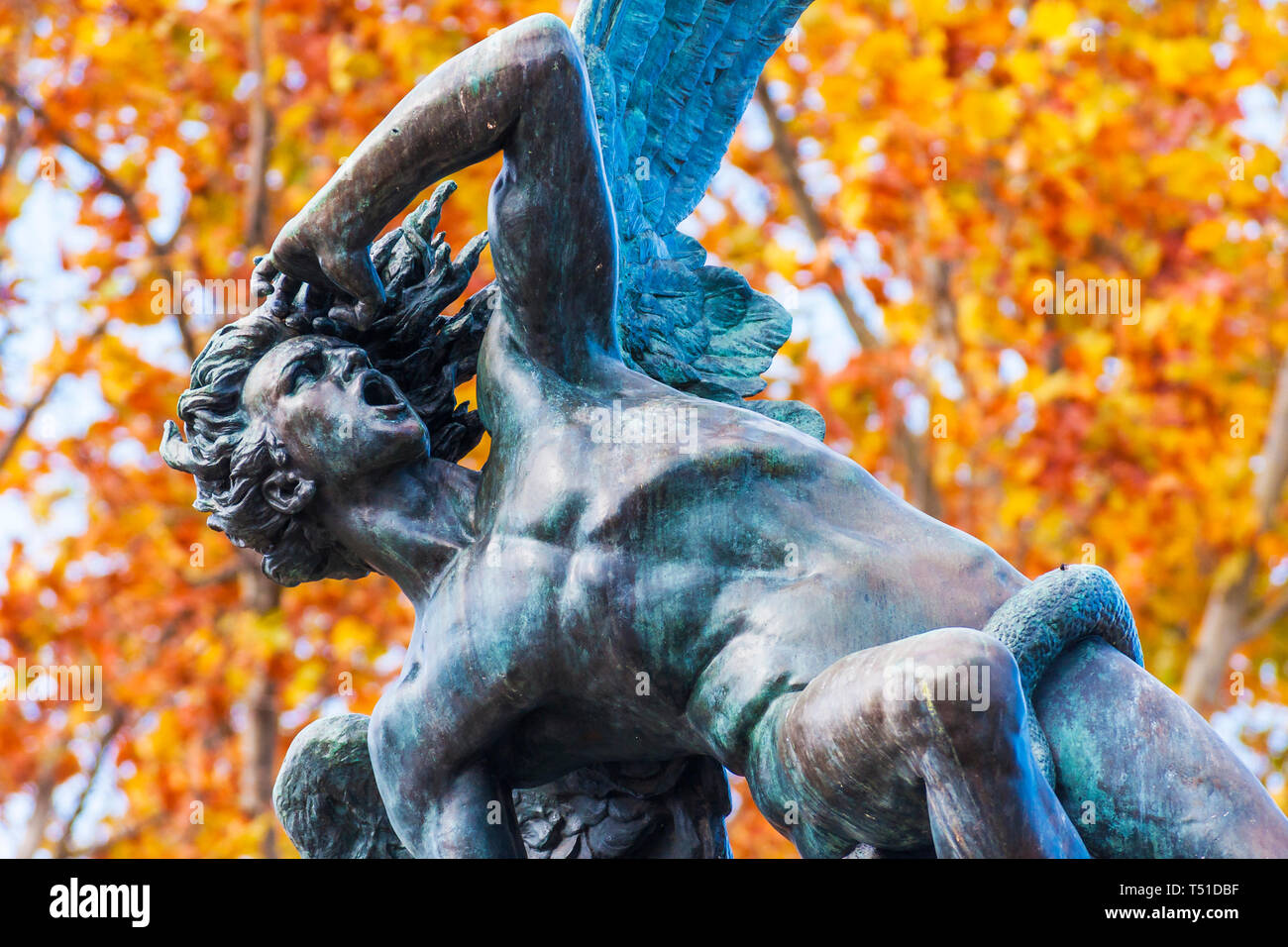 Estatua del Ángel Caído en el Parque de El Retiro. Madrid. España Stock Photo - Alamy