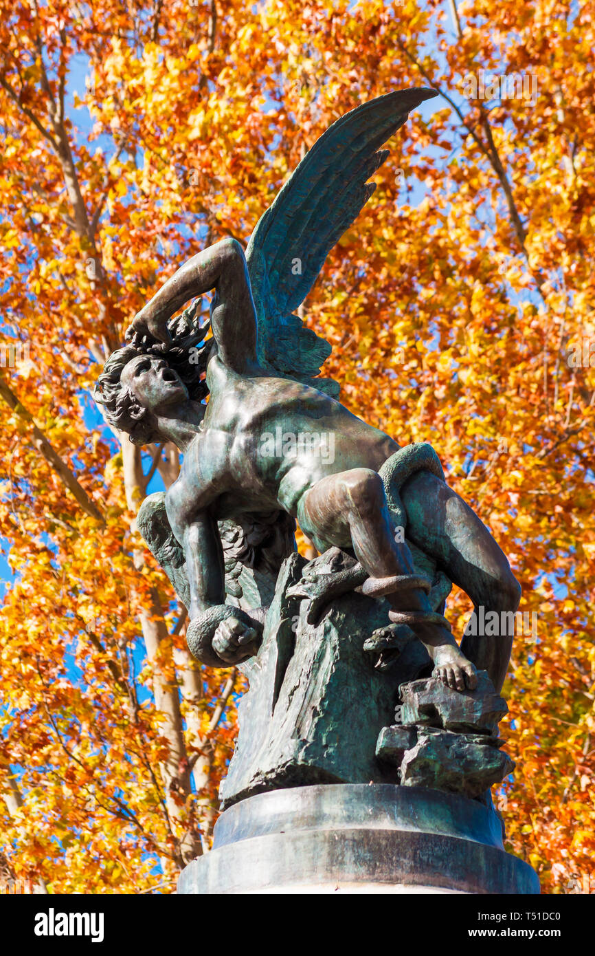 Estatua del Ángel Caído en el Parque de El Retiro. Madrid. España Stock ...