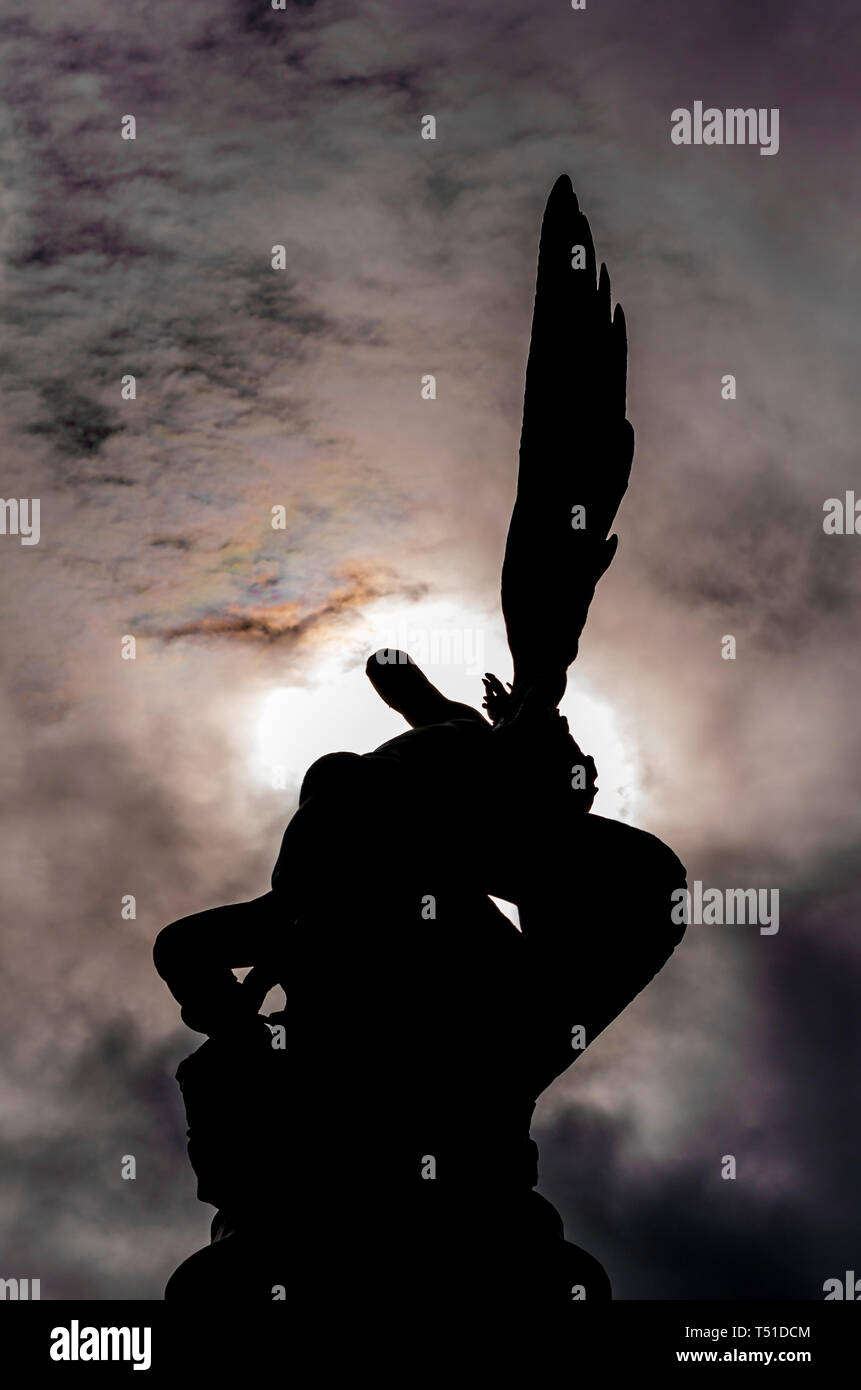 Estatua angel caido hi-res stock photography and images - Alamy