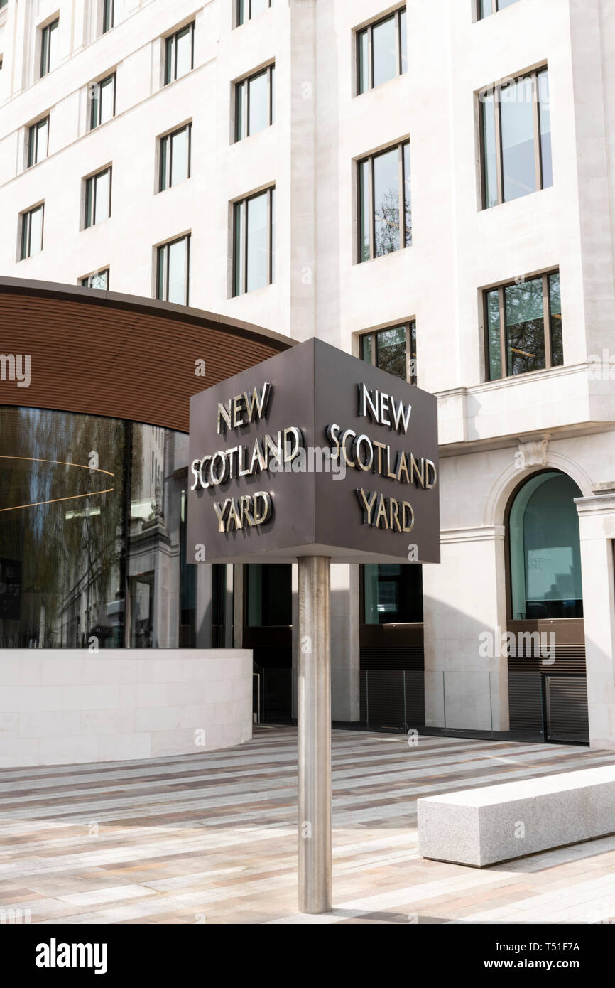 Entrance to New Scotland Yard, London, with world famous sign Stock ...