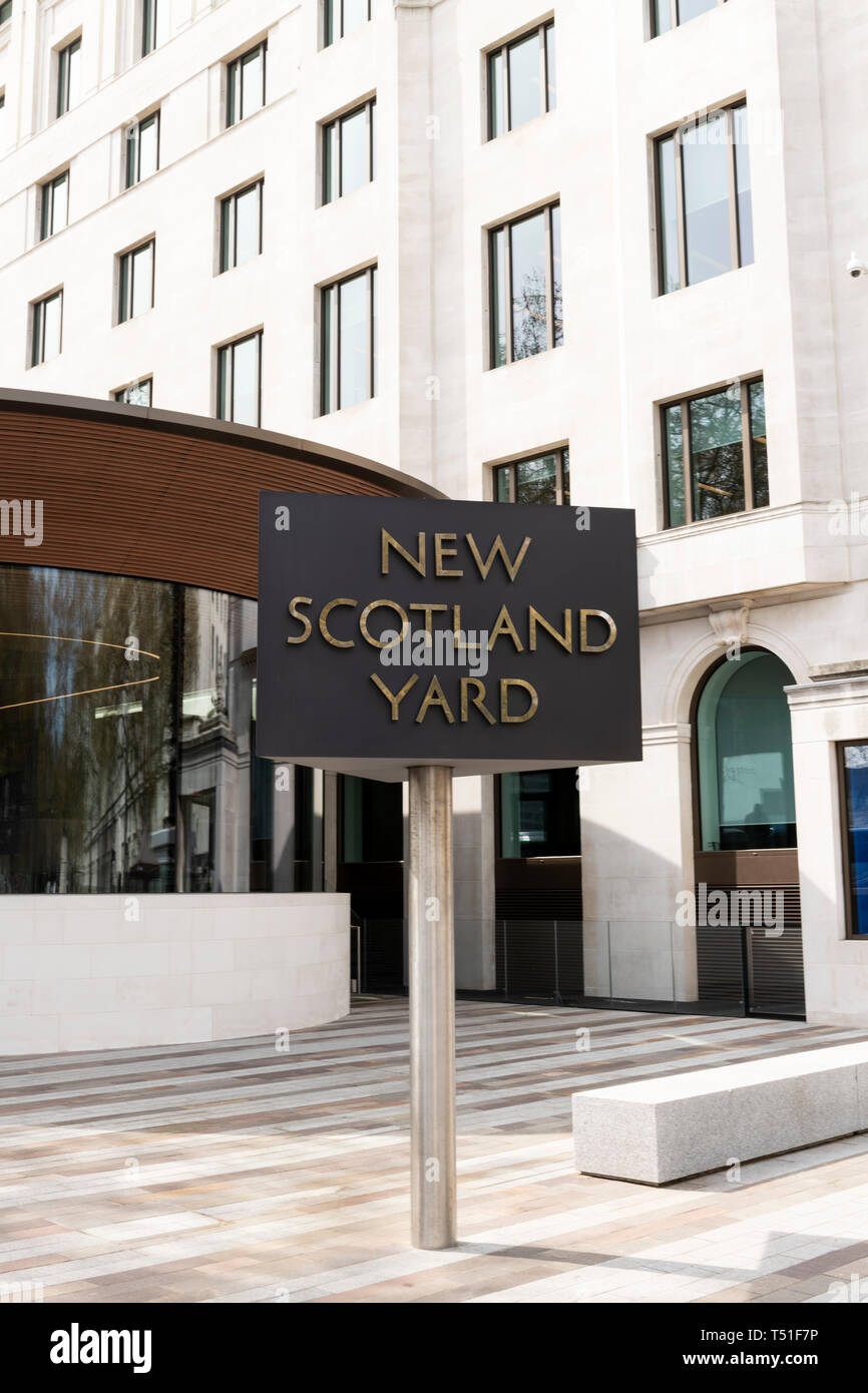 Entrance to New Scotland Yard, London, with world famous sign Stock ...
