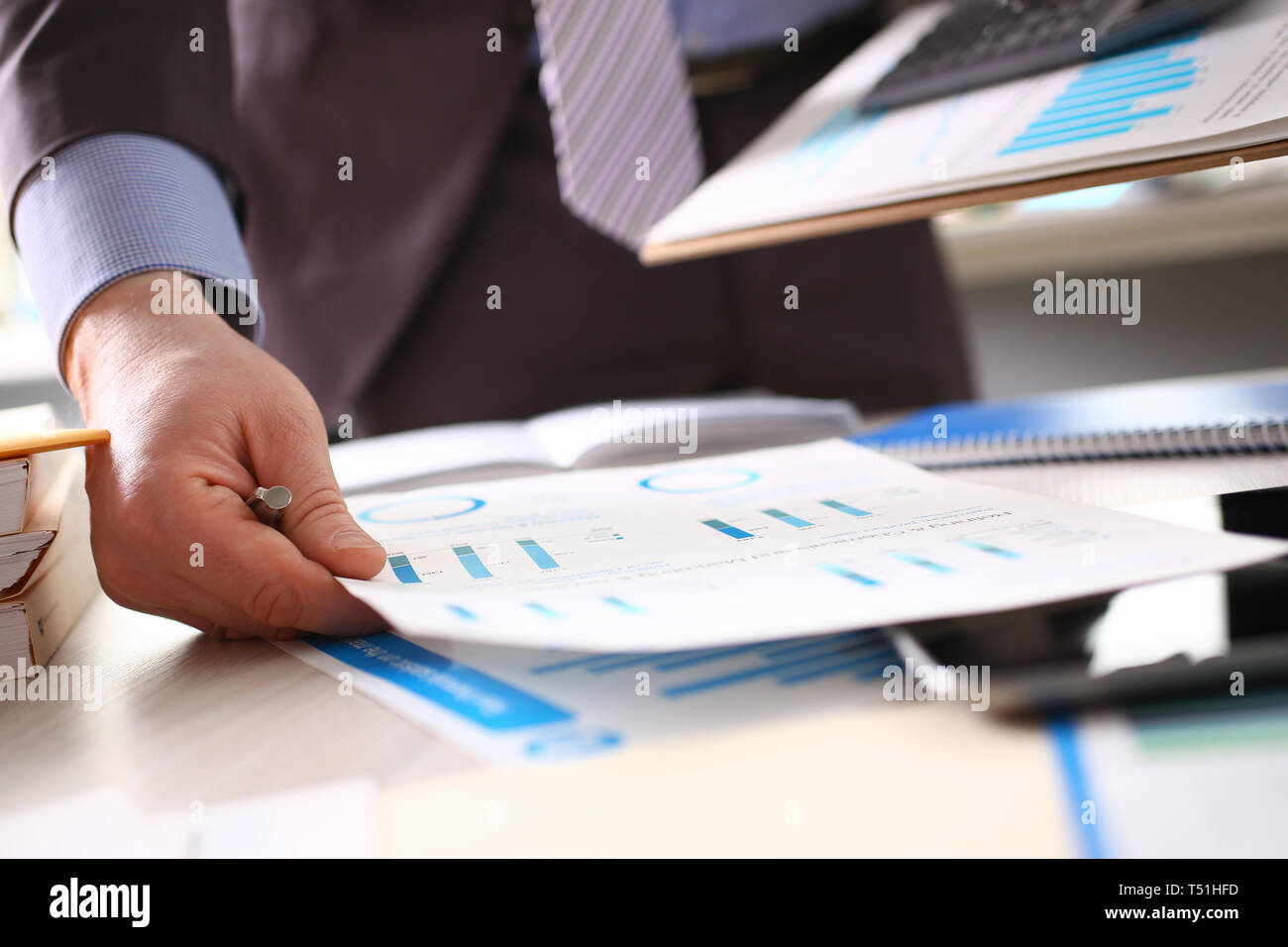 Accountant calculate hi-res stock photography and images - Alamy