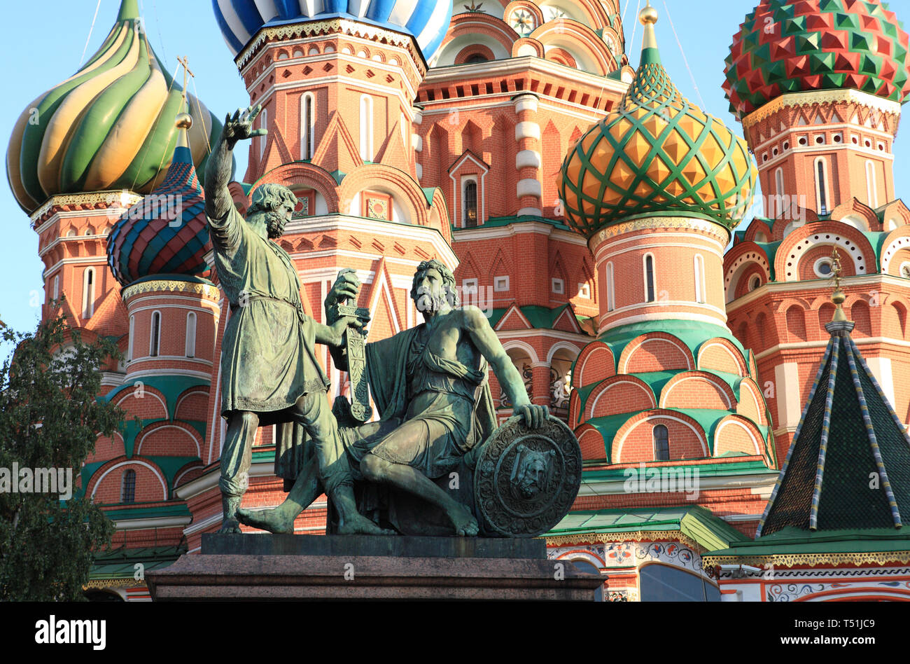 blessed basil cathedral and Statue of Minin and Pozharsky Stock Photo ...