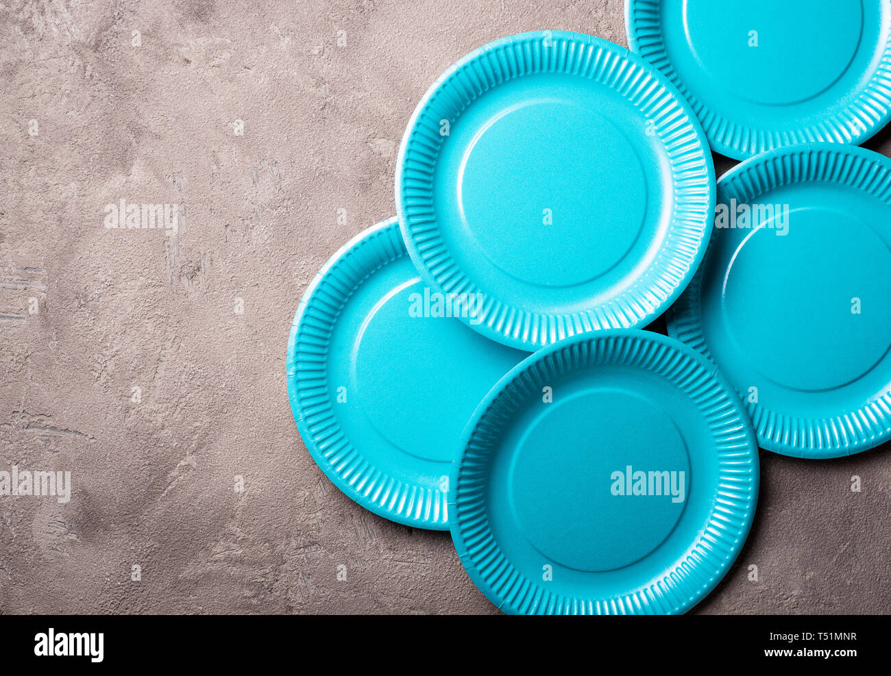 Eco friendly blue paper plate Stock Photo - Alamy