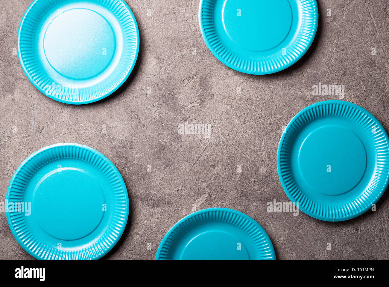 Eco friendly blue paper plate Stock Photo - Alamy