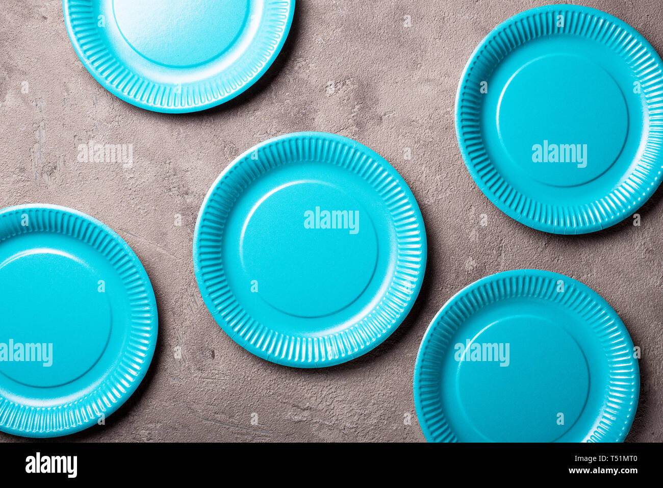 Eco friendly blue paper plate Stock Photo - Alamy