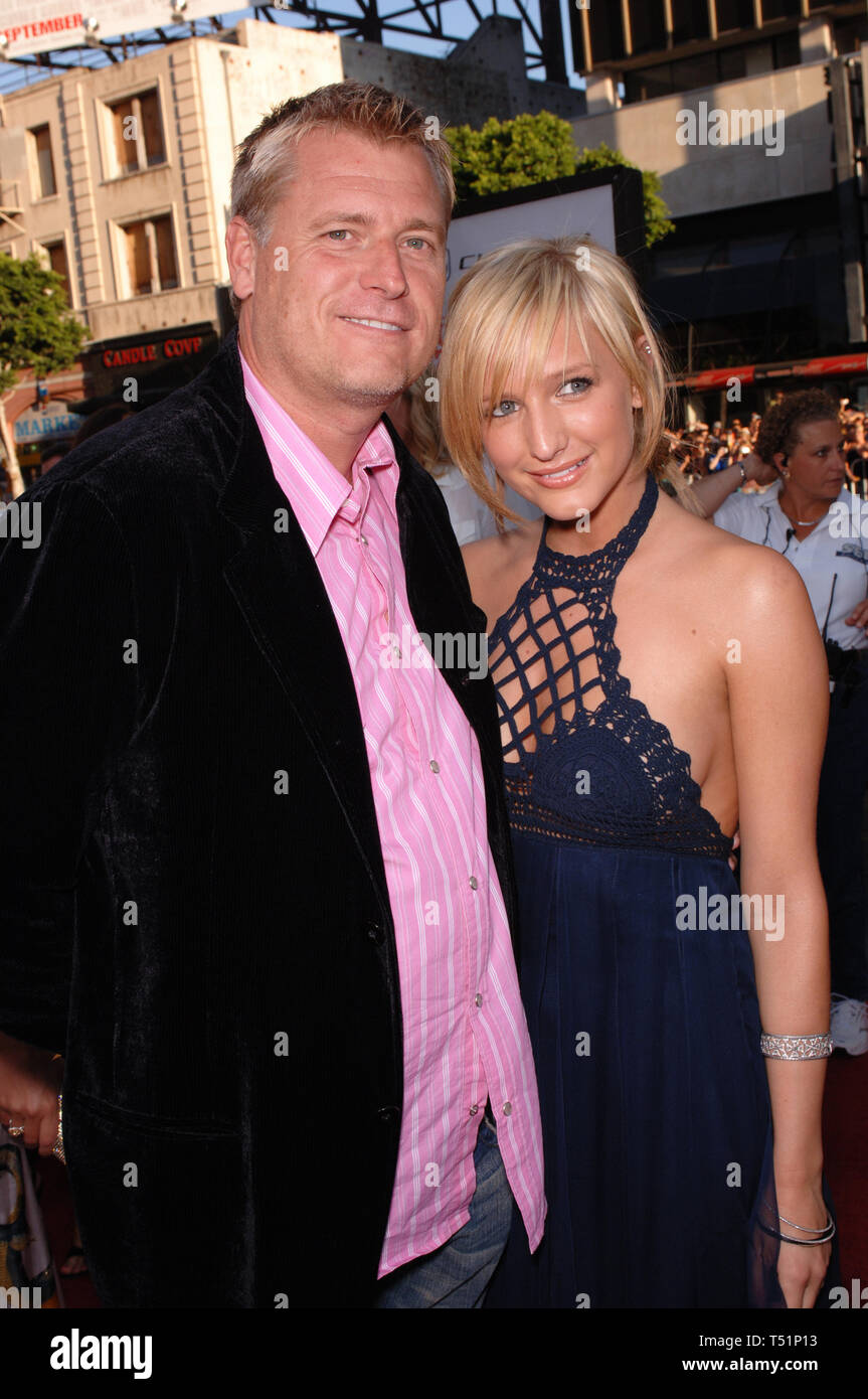 LOS ANGELES, CA. July 28, 2005: Pop star ASHLEE SIMPSON & father JOE ...