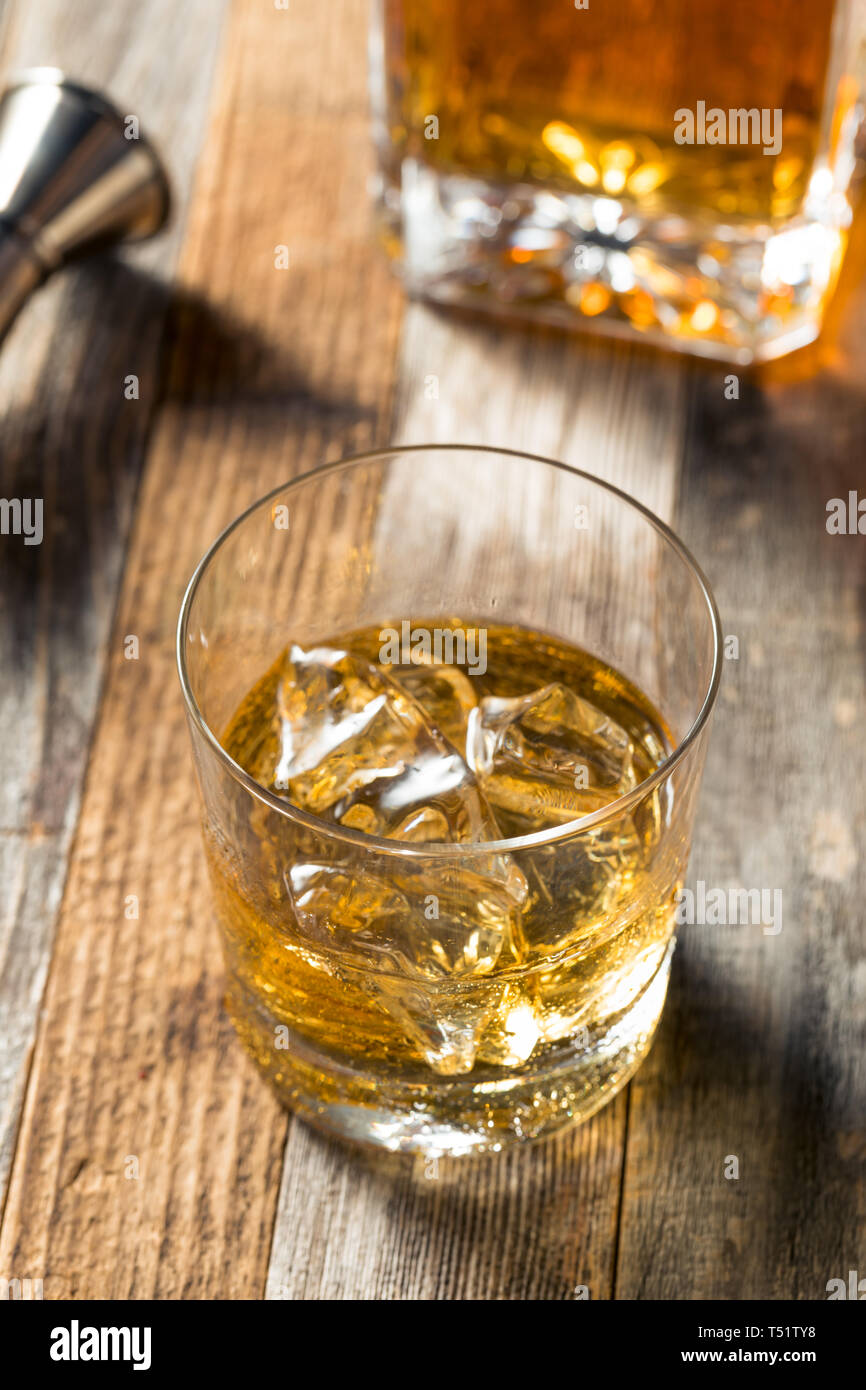 Whiskey on the rocks hi-res stock photography and images - Alamy