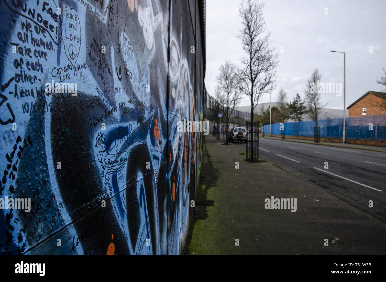 The wall that still divides Catholics and Protestants districts in ...
