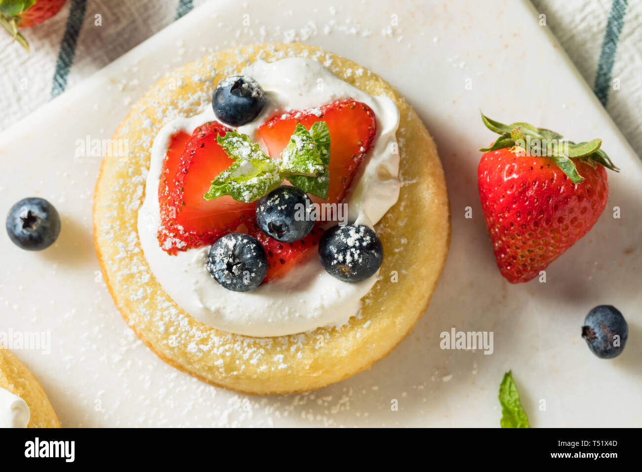 Mini sponge cakes hi-res stock photography and images - Alamy