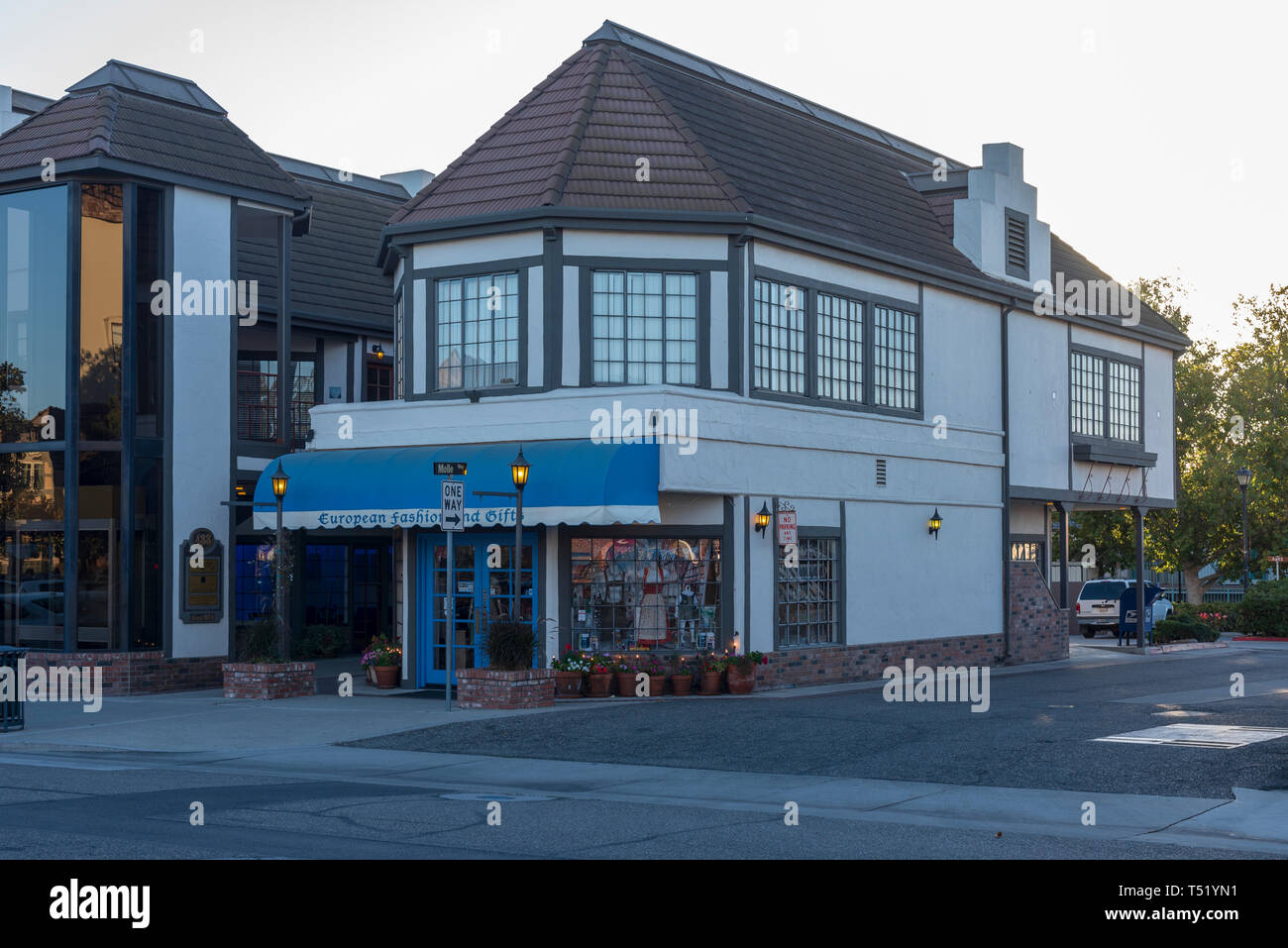 Store on city street, with parking lot behind store Stock Photo - Alamy