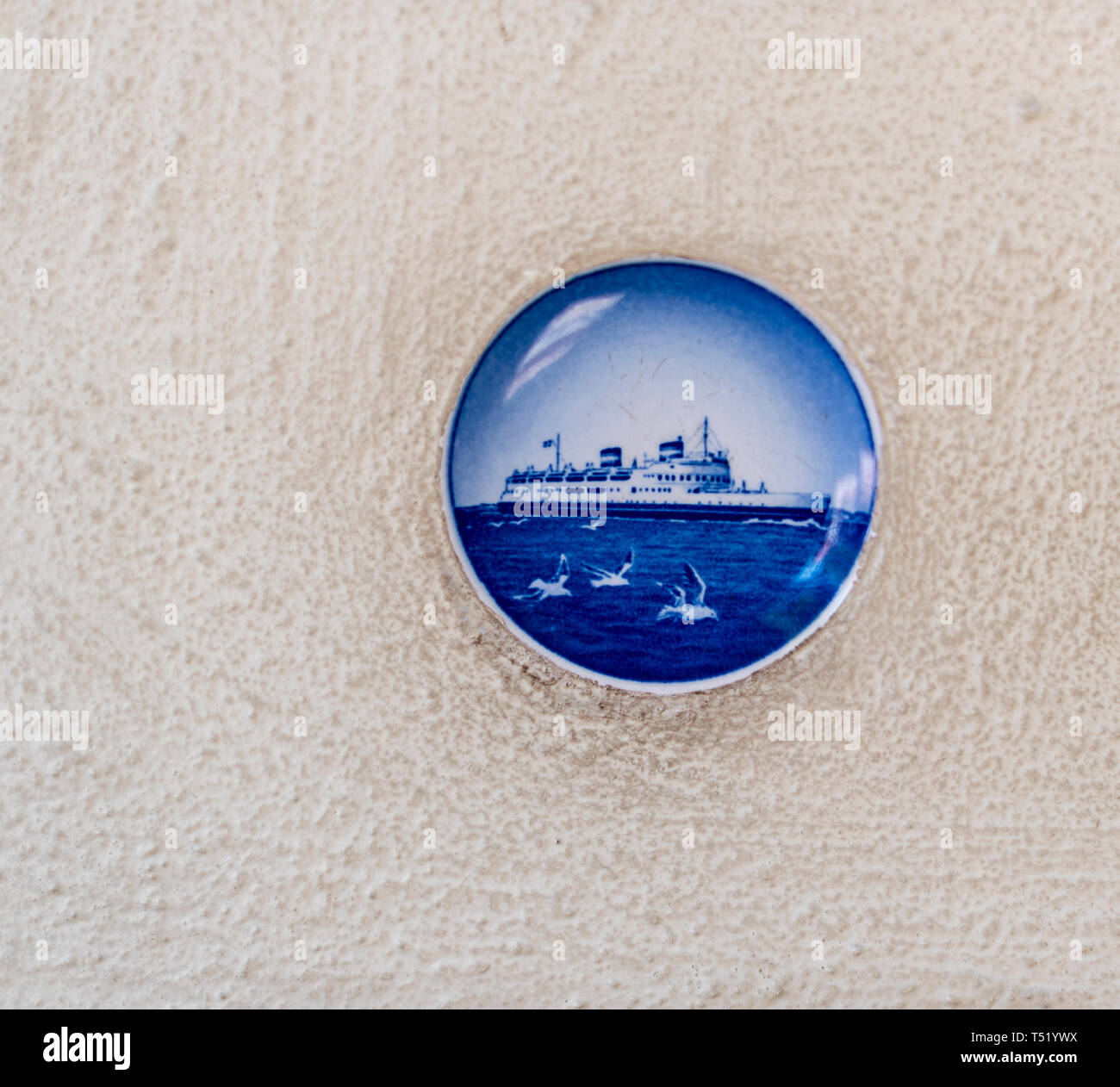 Collector plates hi-res stock photography and images - Alamy