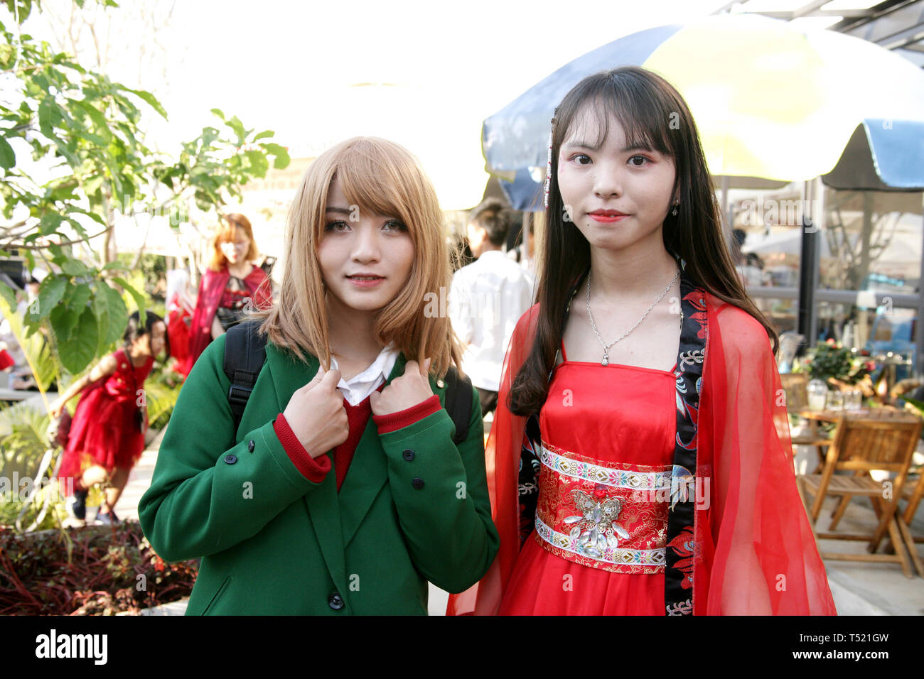 Girls at festivals hi-res stock photography and images - Alamy