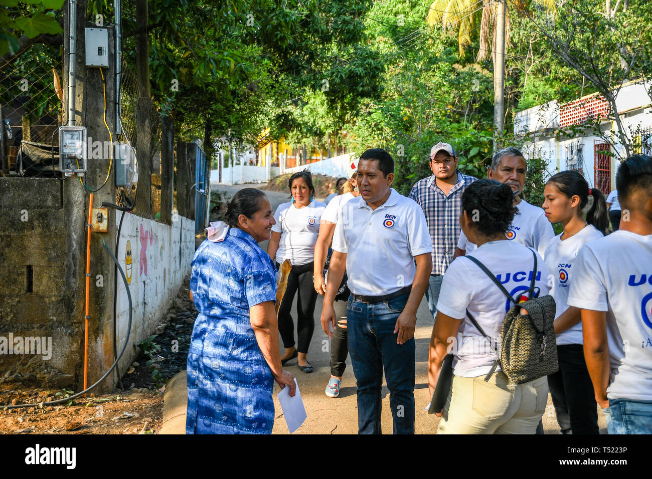 latin people passing out flyers in Guatemala Stock Photo - Alamy