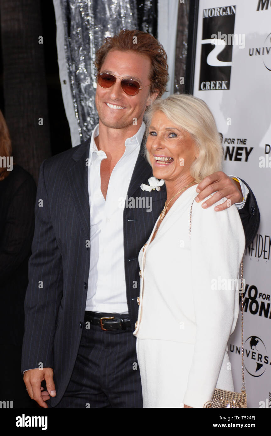 LOS ANGELES, CA. September 26, 2005: Actor MATTHEW McCONAUGHEY & mother ...
