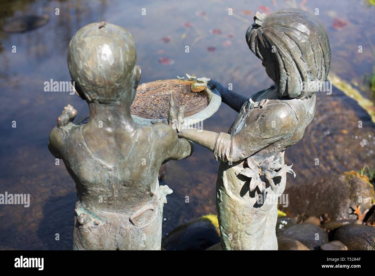 Statue children playing hi-res stock photography and images - Alamy