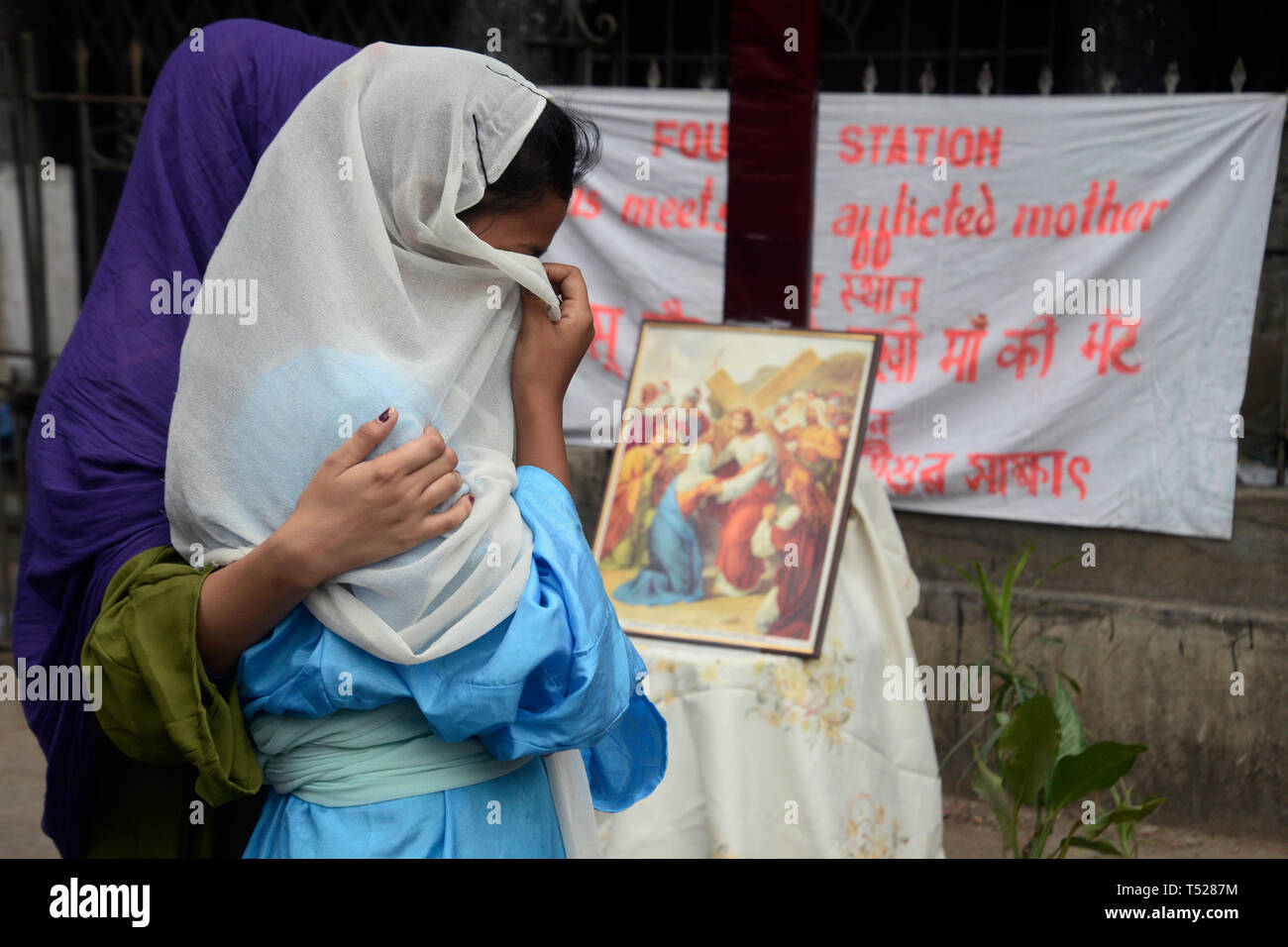 Kolkata, India. 19th Apr, 2019. Indian Christians pray during a ...