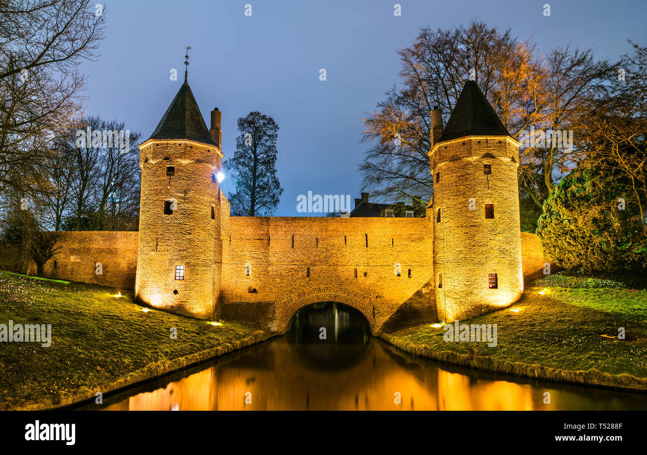 Castle watergate hi-res stock photography and images - Alamy