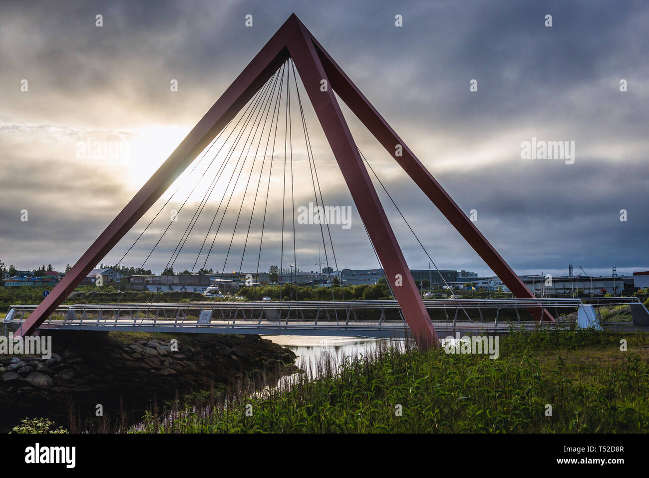 Pyramid island footbridge hi-res stock photography and images - Alamy