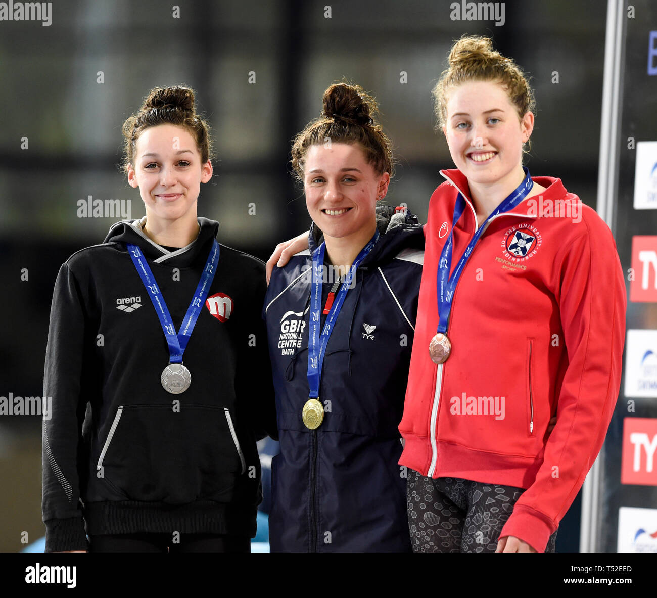 Jessica Fullalove (centre) with her gold medal alongside Chloe Golding ...