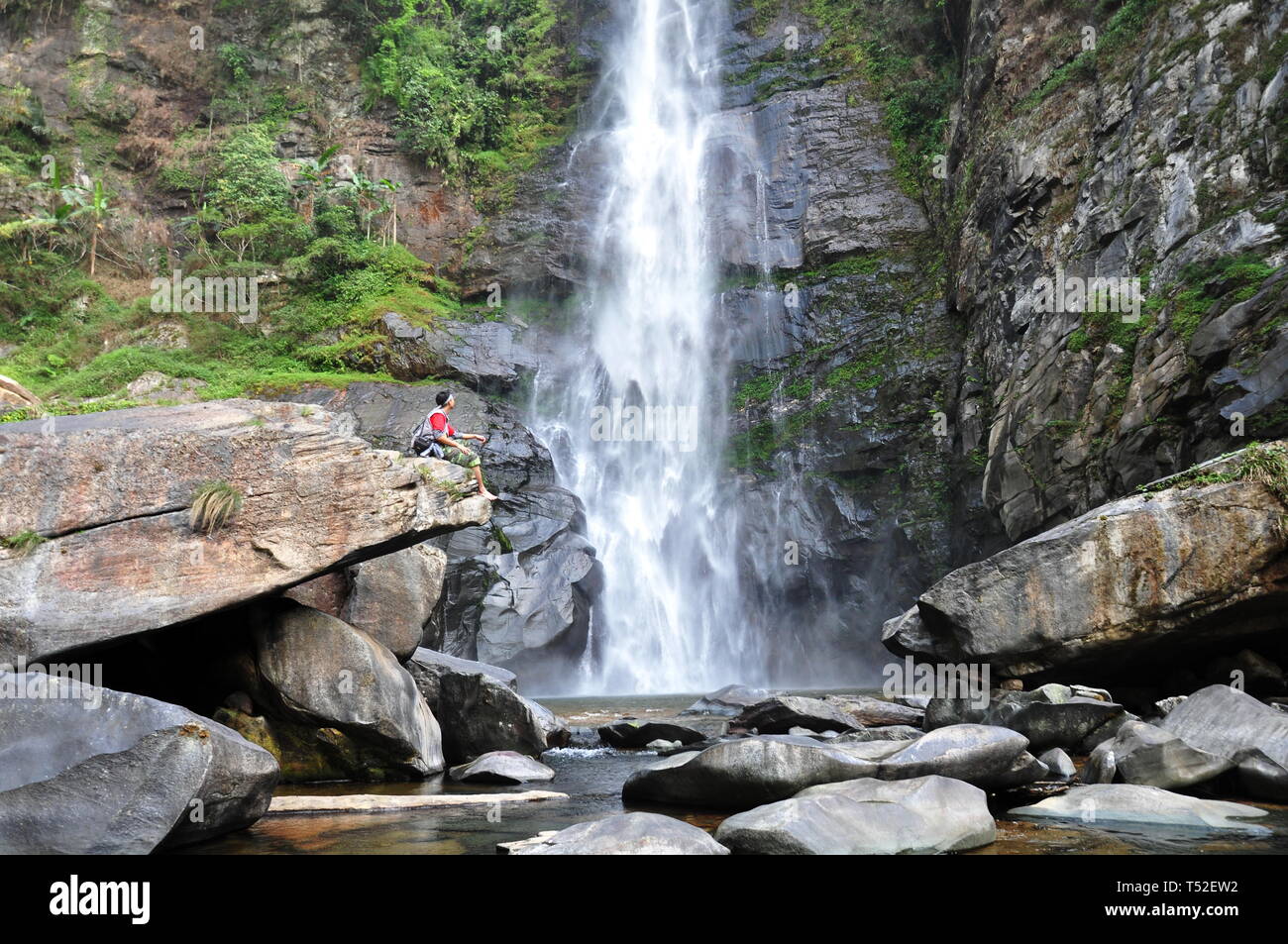 little boy and huge majestic waterfall Stock Photo - Alamy