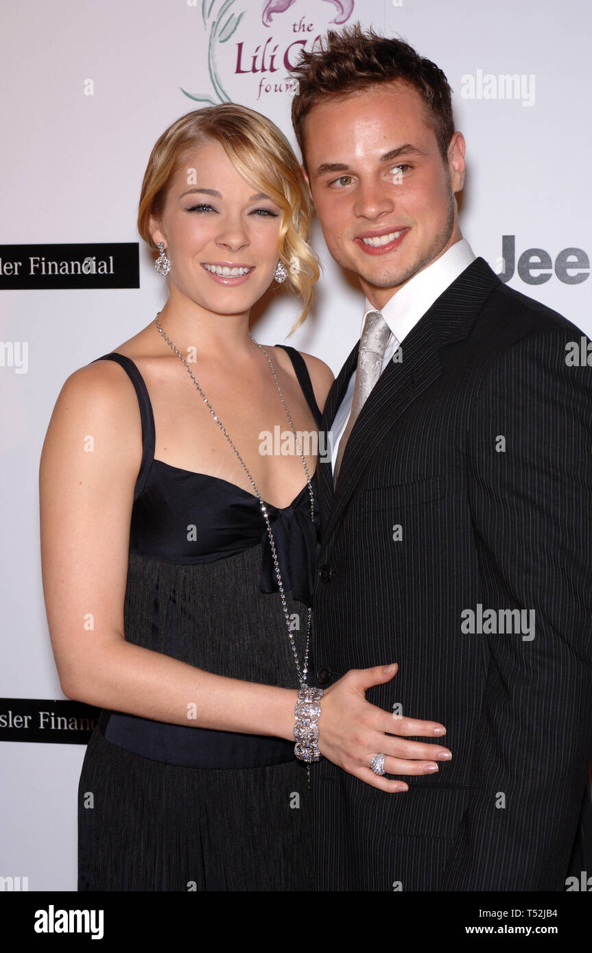 LOS ANGELES, CA. October 15, 2005: Singer LEANN RIMES & husband actor ...