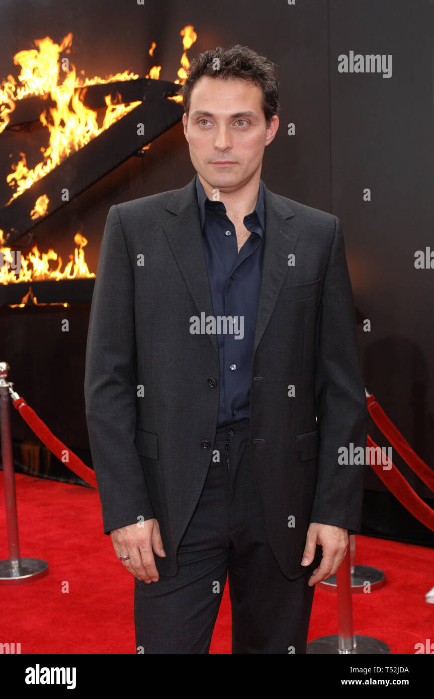 LOS ANGELES, CA. October 16, 2005: Actor RUFUS SEWELL at the Los ...