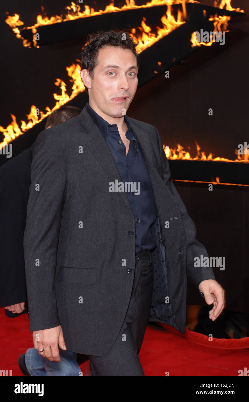 LOS ANGELES, CA. October 16, 2005: Actor RUFUS SEWELL at the Los ...