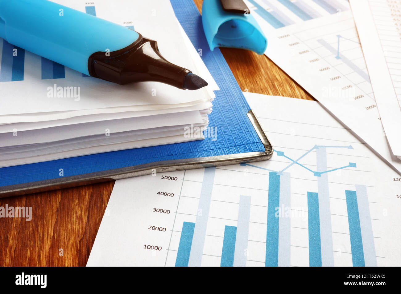 Paperwork of graphs hi-res stock photography and images - Alamy