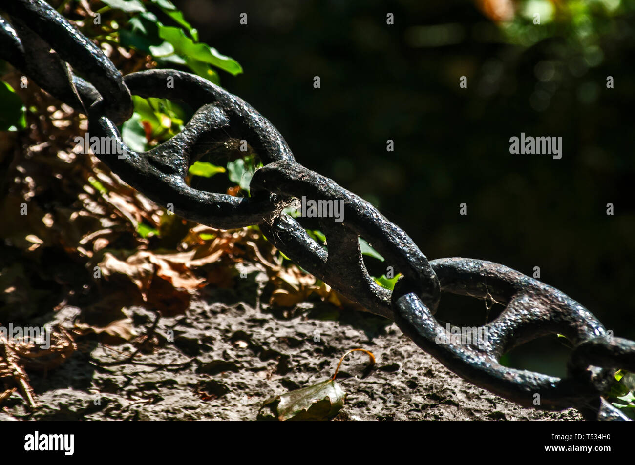 Old black thick metal chain hi-res stock photography and images - Alamy