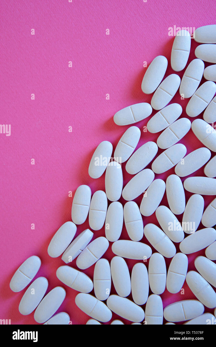 Oblong pills on a pink background. Diagonal. Health and medicine ...