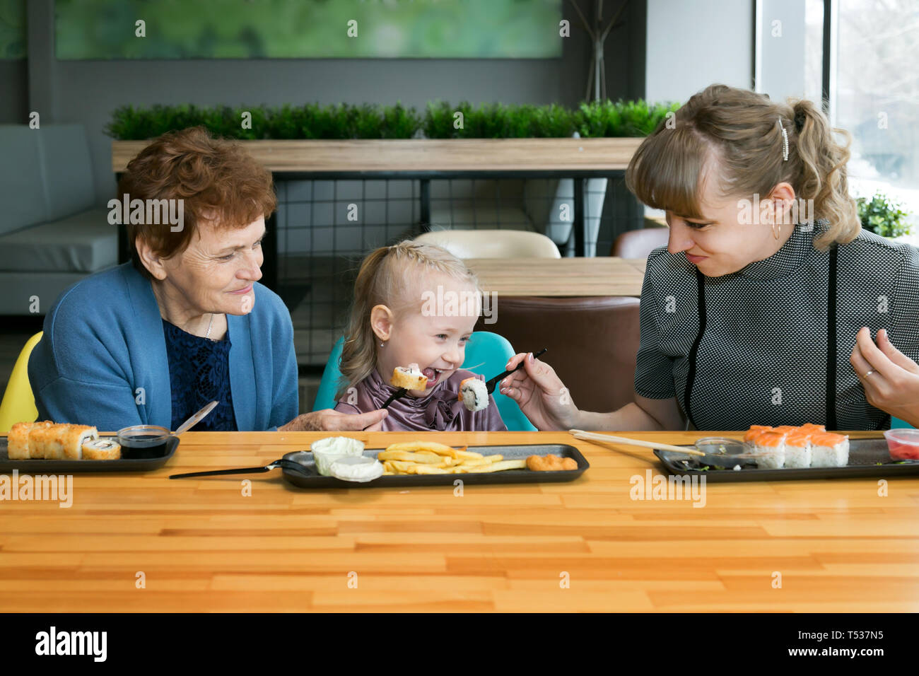 The child does not want to eat there, but his parents force him to eat ...